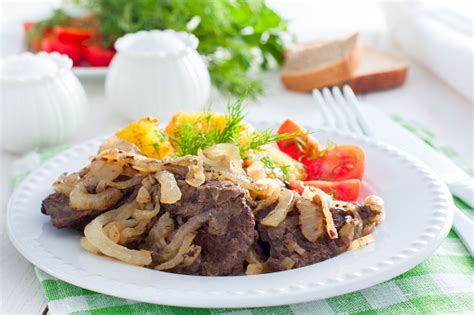 감자와 신선한 토마토와 흰 접시에 양파와 쇠고기 간 튀긴 수평 0명에 대한 스톡 사진 및 기타 이미지 0명 간 내장류 갈색 Istock