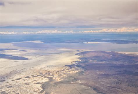 Vista Aérea Desde El Avión Del Gran Lago Salado En La Cordillera De Las