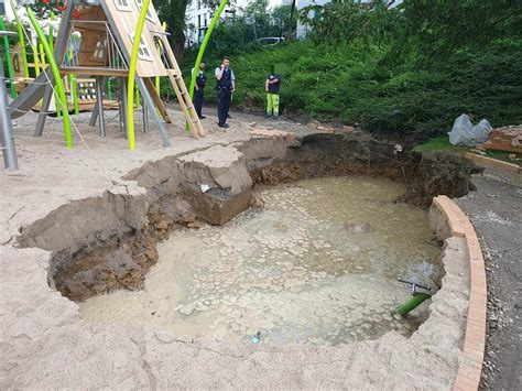 Boden Bei Spielplatz In Wuppertal Abgesackt Großes Loch Klafft
