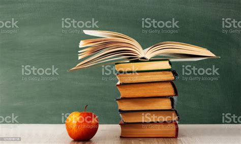 학교로 돌아가기 빈 녹색 학교 보드 배경 교육 개념과 책과 빨간 사과의 더미 0명에 대한 스톡 사진 및 기타 이미지 0명 9월 개념 Istock