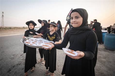 ببینید تصاویری زیبا از پذیرایی کودکان از زائران پیاده‌روی اربعین