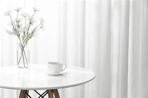 실내에서 아름다운 하얀 꽃으로 가득한 꽃병 옆에 커피 한 잔 0명에 대한 스톡 사진 및 기타 이미지 0명 꽃 식물 꽃병 Istock