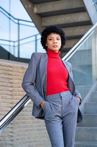 비즈니스 건물에서 빨간 터틀넥과 양복을 입은 젊은 아프리카계 미국인 사업가 건축물에 대한 스톡 사진 및 기타 이미지 건축물 기업 비즈니스 단정한 사무복 Istock