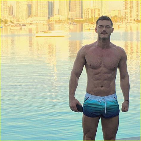 Luke Evans Goes Shirtless In Tiny Shorts At The Beach Photo Luke Evans Shirtless