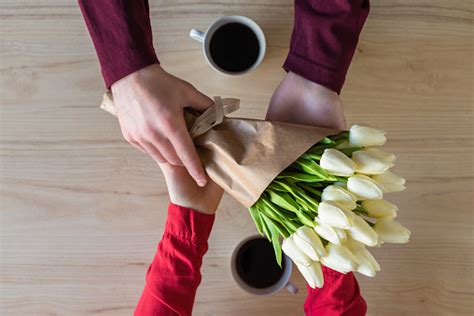 발렌타인 레스토랑에서 축하하는 여자와 남자의 클로즈업 남자 친구 제공 꽃다발 의 튤립 에 여자 친구 사랑 로맨스 데이트 플랫