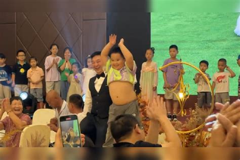 司仪都没见过！萌娃婚宴上摇花手跳肚皮舞，妖娆舞姿引爆全场萌娃婚宴舞姿