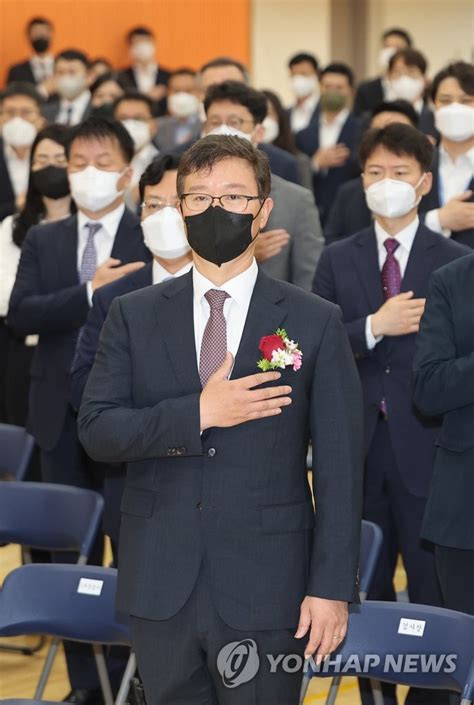 국기에 대한 경례하는 송경호 신임 서울중앙지검장 연합뉴스