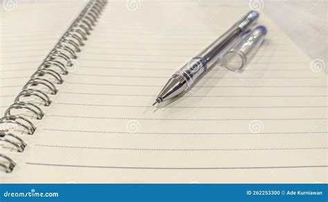 A Caneta No Topo Do Notebook Foto De Stock Imagem De Caligrafia Fundo 262253300