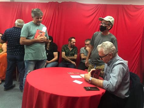 Em Patos Deusimar Guedes Lança O Livro Drogas Onde E Como Lidar Com O Problema