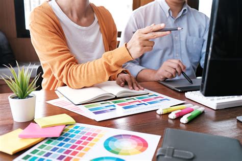 디지털 태블릿에 노력 하는 그래픽 디자이너 아티스트 그래픽 태블릿 및 색상 견본 샘플에 Cmyk에 대한 스톡 사진 및 기타 이미지 Cmyk 건축 건축가 Istock