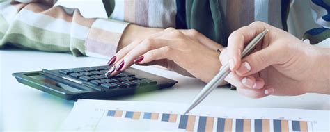 비즈니스 여성들은 성공적인 팀워크의 결과를 보여주는 차트와 그래프를 논의 합니다 동료는 계산기를 사용 하 여 분기별 보고서의 결과를 확인 합니다 가리키기에 대한 스톡 사진