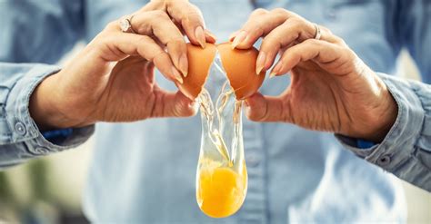 The Best Way To Crack An Egg According To Chefs Huffpost Uk Life