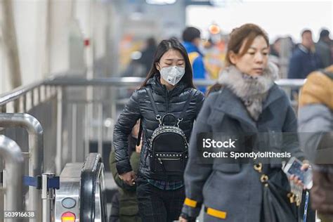 여자아이 안전띠를 구강 ㅁ마스크 필터 공기와 오염시킨다 Beijing 3 마일에 대한 스톡 사진 및 기타 이미지 3 마일 개념 개념과 주제 Istock