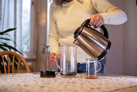 알아볼 수 없는 성숙한 여자가 차 주전자를 준비하고 있다 노인에 대한 스톡 사진 및 기타 이미지 노인 여자 노인 주전자