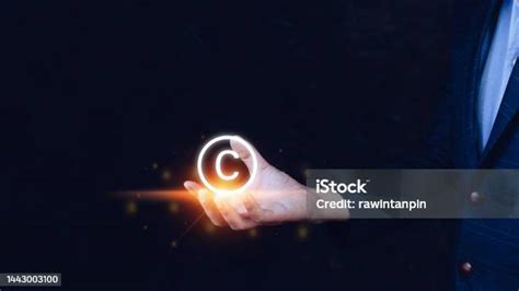 저작권 아이콘 특허 및 지적 재산권 보호법 및 권리를 보유한 사업가 저작권의 상징으로 저자의 저작권 기호 개념에 대한 스톡 사진 및 기타 이미지 Istock