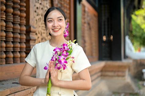 전통 의상을 입은 아시아 여성이 기도하는 자세로 꽃을 들고 사원 옆에 서 있습니다 25 29세에 대한 스톡 사진 및 기타 이미지 25 29세 고대의 관광객 Istock