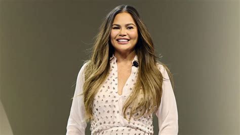 Chrissy Teigen Isnt Shy With Her Feelings About Meghan Markle