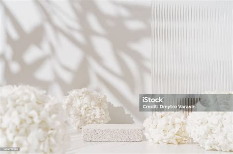 화장품 스킨케어 제품 발표 장면은 빈 경석 연단과 욕실 선반에 있는 흰 꽃으로 만들어졌다 스튜디오 사진 배경 주제에 대한 스톡 사진 및 기타 이미지 Istock
