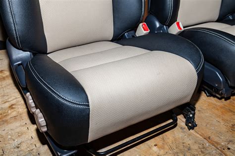 결합 된 가죽 블랙 베이 지 수리에 대 한 워크샵에서 워크 벤치에 고 자동차와 자동차의 튜닝의 두 가지 색상으로 한 앞 좌석 차에 대한 스톡 사진 및 기타 이미지 Istock