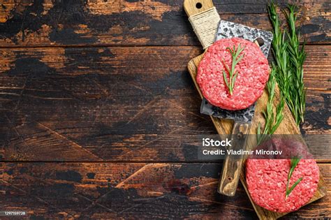 갈은 생 고기 패티 고기 커틀릿은 요리 할 준비가되어 있습니다 유기농 육류 를 재배합니다 어두운 나무 배경 맨 위 보기입니다 텍스트 공간 0명에 대한 스톡 사진 및 기타