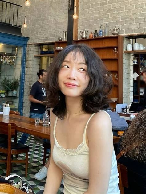 더글로리 김히어라 자유로운 감성 가득 나시탑으로 완성한 힙한 휴가룩 스타와 라이프