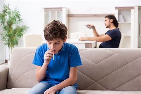어린 소년과 가족과 함께하는 미성년자 흡연의 개념 어린 소년과 가족과 함께하는 미성년자 흡연의 개념 사진 배경 및 무료 다운로드를위한 그림 Pngtree