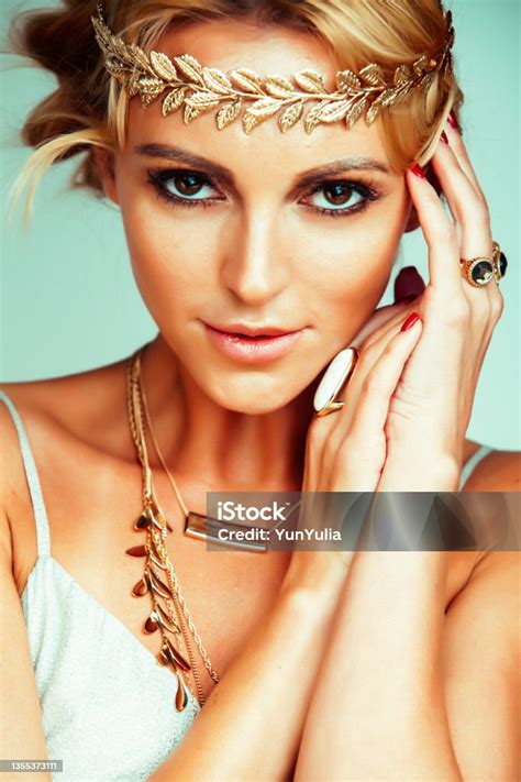 젊은 금발여자 처럼 입고 고대 그리스 신들 골드 보석 닫기 고립 된 아름 다운 소녀 손 손질 빨간 손톱 경외감에 대한 스톡 사진 및 기타 이미지 Istock