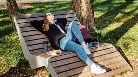 일과 삶의 균형 자기 관리의 일부 웰빙의 필수 요소 일과 개인 생활의 조화 노트북과 책을 가진 젊은 학생 또는 프리랜서 여성들이 공원에서 자연을 즐기고 있다 20 24세에