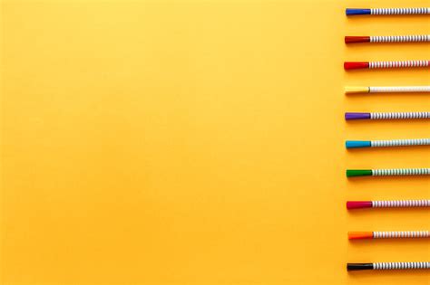 텍스트가 있는 빈 노란색 배경입니다 공간을 복사합니다 연속으로 배열 된 다채로운 마커 0명에 대한 스톡 사진 및 기타 이미지 0명 개념 개체 그룹 Istock