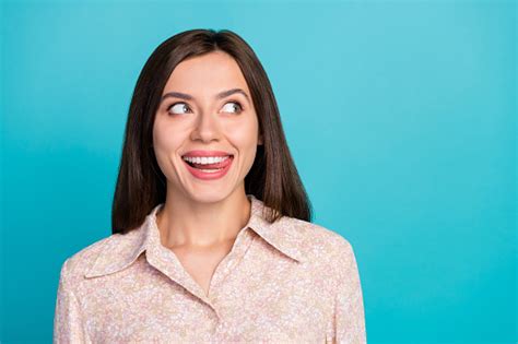 재미 있은 예쁜 아가씨 유행 옷 블라우스 관심있는 모습 빈 공간 핥아 이빨 맛있는 청록색 배경에 고립 된 사진을 닫습니다 20 24세에 대한 스톡 사진 및 기타 이미지