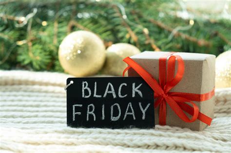 크리스마스 배경에 검은 금요일의 선물 상자와 홍보 표지판 블랙 프라이데이 디자인 슈퍼 세일 할인 광고 마케팅 가격 태그 가격에 대한 스톡 사진 및 기타 이미지 Istock