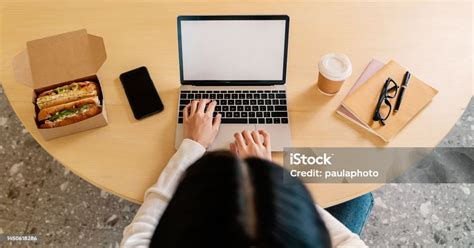 프로젝트 노트북 컴퓨터에서 일하는 여성의 상위 뷰는 인터넷 연습 책을 사용하여 바닥에서 샌드위치를 먹는 점심 시간을 갖습니다 배달 재택 근무 새로운 표준 플랫 누워 배경