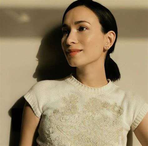 任达华54岁妻子琦琦晒照，久居国外生活惬意，17岁女儿秀超模美腿