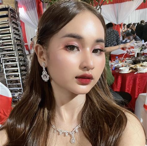 ទង់ សុជាតា