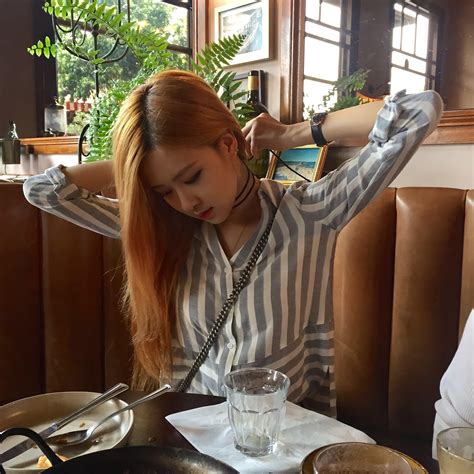 Rosé Scrolller