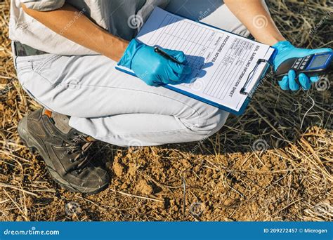 Soil Thermometer Female Agronomist Measuring Soil Temperature Stock Image Image Of Organic