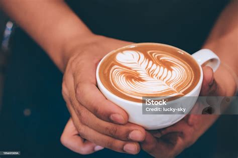 바리스타 커피 라떼 아트와 함께 붓는 스트림 우유를 만드는 바리스타 0명에 대한 스톡 사진 및 기타 이미지 0명 고객