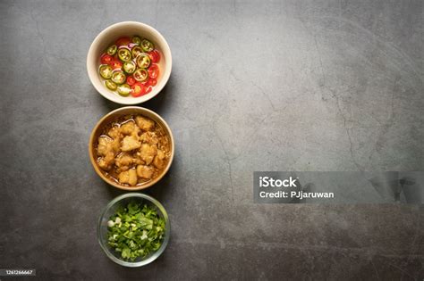 라드 절인 칠리 고수와 함께 마늘을 갈고리로 갈아 서 서 파 다양 한 재료와 국수 메뉴테이블에 조미료 텍스트의 공간을 복사합니다 가루로 빻은에 대한 스톡 사진 및 기타