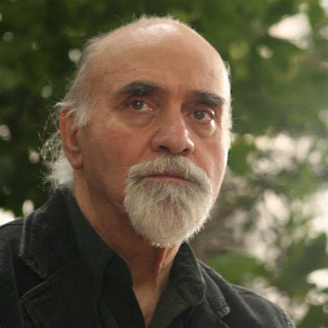 رضا براهنی نویسنده کتاب روی جاده ی نمناک ایران کتاب