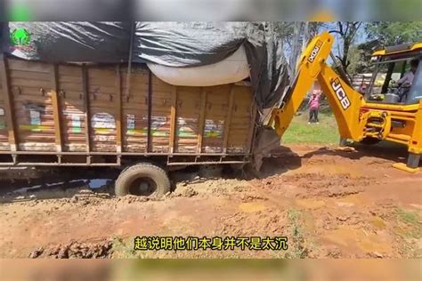 小伙旅行路上遇陷入泥坑的车，本来打算施以援手，结果自己踩坑了泥坑援手结果