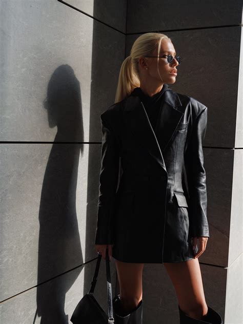 Приталений шкіряний піджак з акцентними плечима Av Original Магазин жіночого одягу в Україні