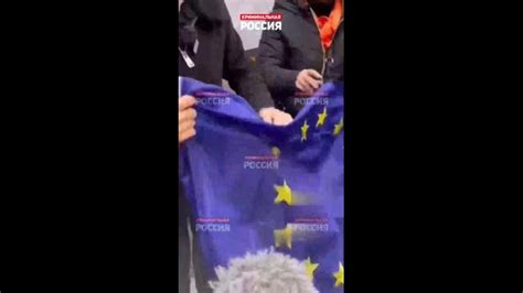 Французская оппозиция кромсает флаг НАТО Флориан Филиппо лидер оппозиционеров французов на