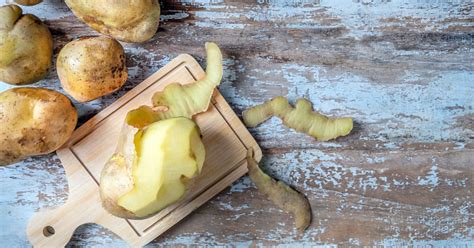 껍질을 벗긴 생 감자와 생 신선한 감자를 나무로 Backgroundtop 전망 갈색에 대한 스톡 사진 및 기타 이미지 갈색 감자 요리 건강한 식생활 Istock