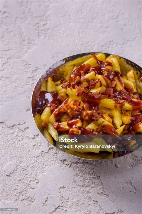 거친 콘크리트 접시에 케첩과 튀긴 베이컨 조각을 곁들인 감자 튀김 0명에 대한 스톡 사진 및 기타 이미지 0명 감자 요리 감자튀김 Istock