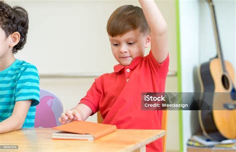 유치원 아이 인상 대답 교사 질문 교실 유치원 교육 개념에서에서 화이트 보드에 대 2명에 대한 스톡 사진 및 기타 이미지 2명 공부 교사 교육 관련 직업 Istock