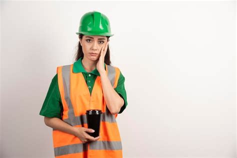 Constructor De Sexo Femenino Molesto Que Sostiene La Taza Negra Foto De Alta Calidad Foto Gratis