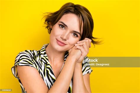 몽상가 소녀 아가씨의 클로즈업 사진은 기뻐하는 착용 프린트 얼룩말 블라우스 격리된 노란색 배경에 감탄하는 얼굴 근처에서 손을