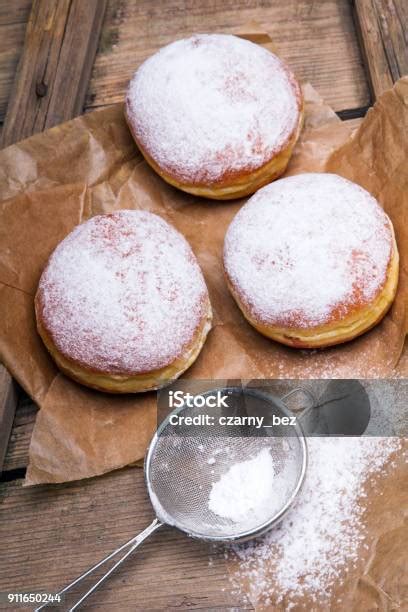 나무 배경에 전통적인 폴란드어 도넛입니다 맛 있는 도넛과 잼 가득 찬에 대한 스톡 사진 및 기타 이미지 가득 찬 가루 설탕 갈색 Istock