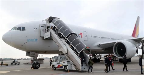 [속보] 대구공항 “아시아나기 상공서 문 열려 승객 6명 호흡 곤란” 위키트리