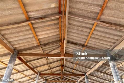 산업 건물의 지붕 상단 산업 건물의 지붕 구조 지붕 산업의 구조 배경과 강철 구조와 전구의 질감 0명에 대한 스톡 사진 및 기타 이미지 Istock